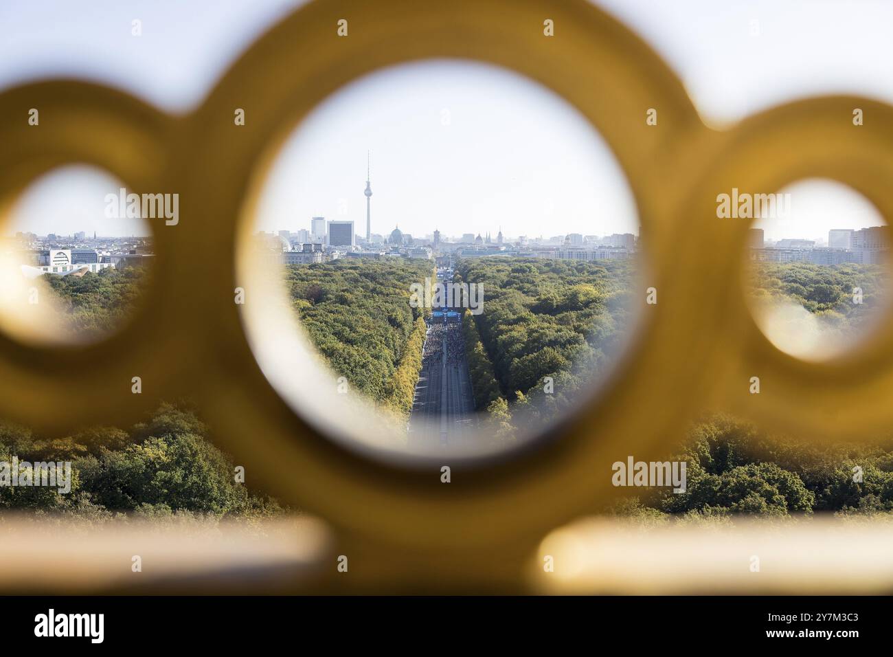 Marathon runners at the starting point, photographed through the ...