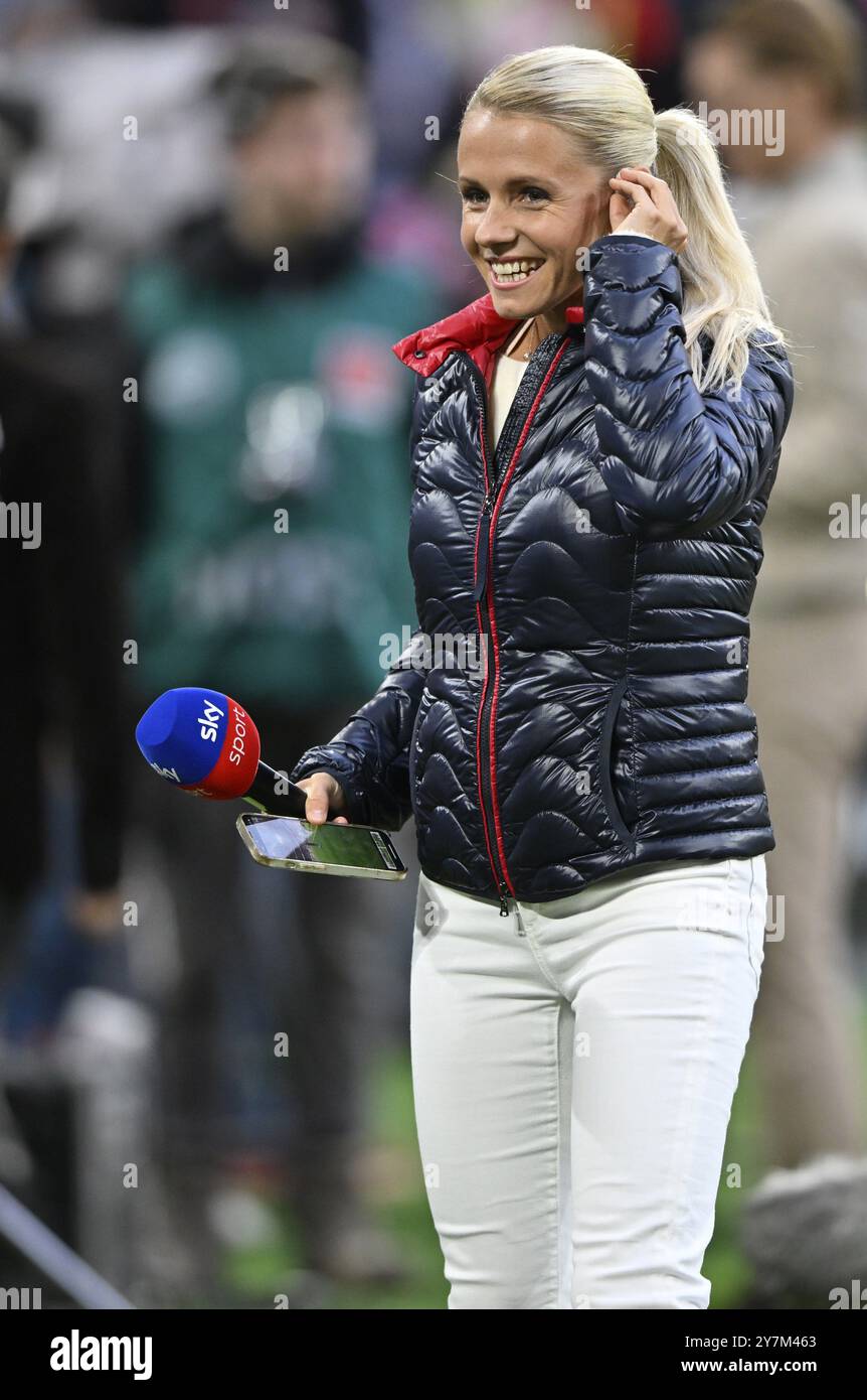 TV expert Julia Simic with microphone Microphone SKY logo, mobile phone ...