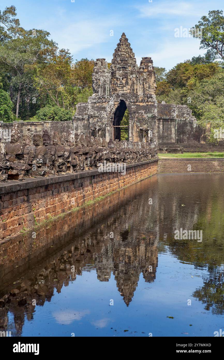 Bridge statues gate angkor hi-res stock photography and images - Alamy