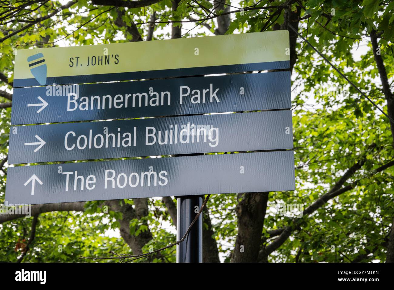 Directional sign to Bannerman Park, Colonial Building and the Rooms in ...