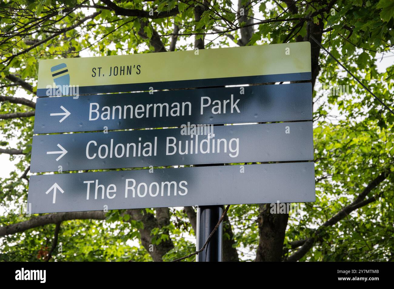 Directional sign to Bannerman Park, Colonial Building and the Rooms in ...