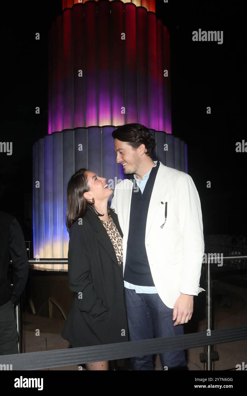 New York, United States. 30th Sep, 2024. A couple waits to enjoy the ...