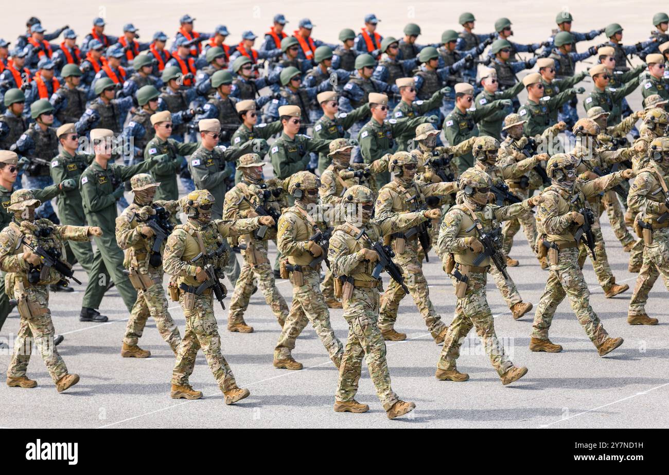 Seongnam, South Korea. 25th Sep, 2024. South Korean Troopers march ...
