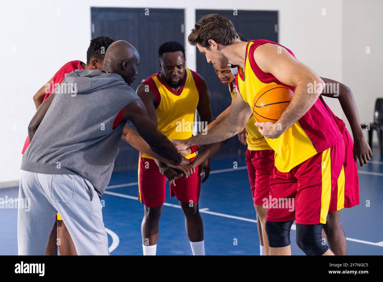 Basketball teamwork hi-res stock photography and images - Alamy