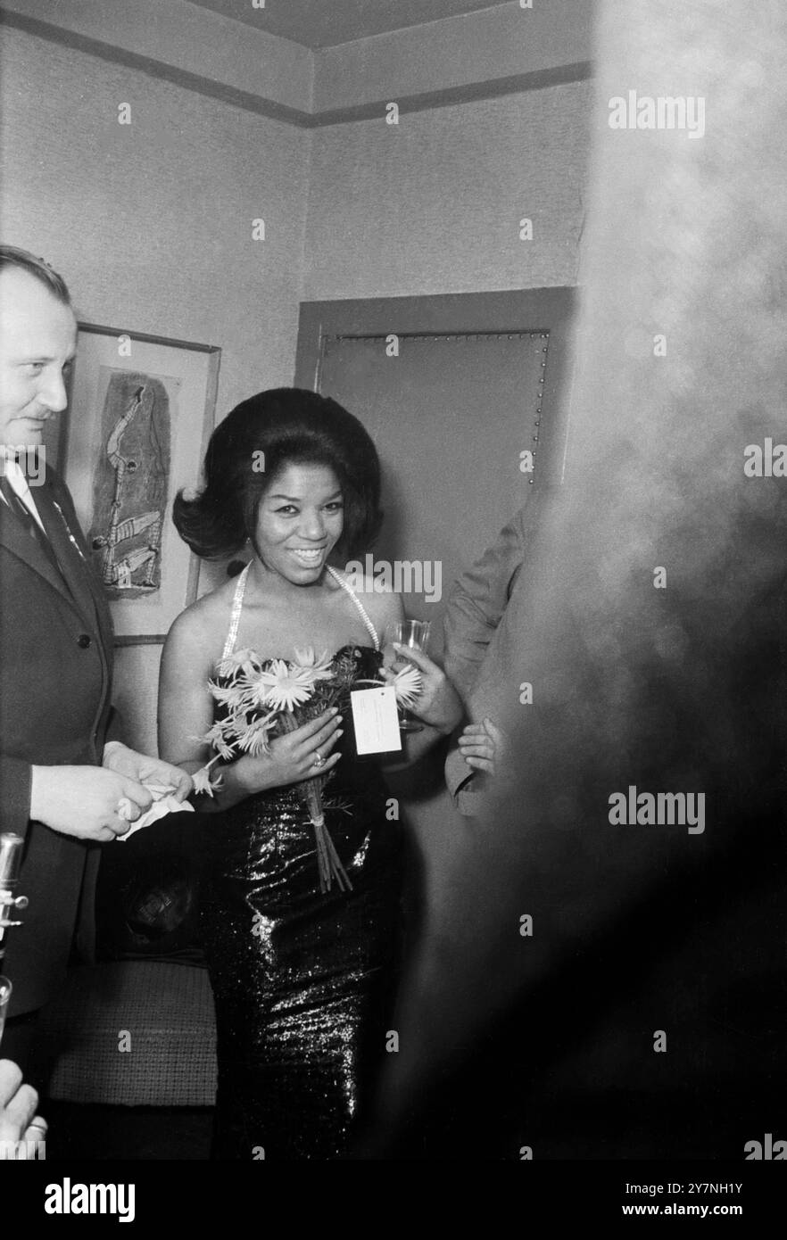 Die Sängerin Jewel Brown begleitet ihren Kollegen Louis Armstrong auf ...