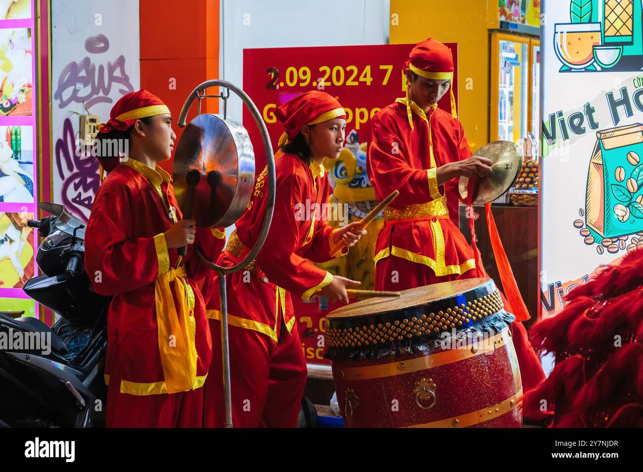 Vietnamese musicians with drums in traditional costumes at a festive ...