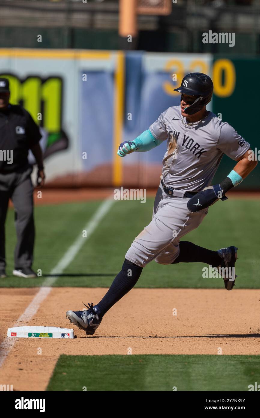 New York Yankees Outfielder Aaron Judge (99) runs to third base during ...