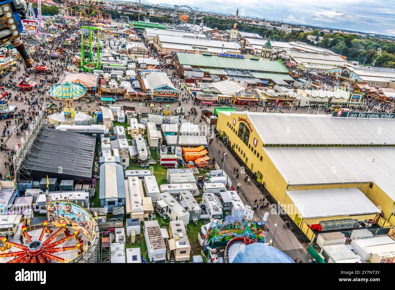 Wiesn Panorama aus 90 Metern Höhe, Blick vom Kettenflieger Bayern Tower ...