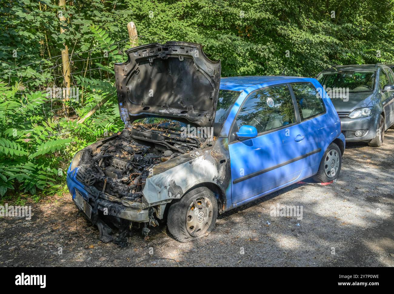 VW Lupo, burned-out car in parking lot directly at Tegel Prison ...