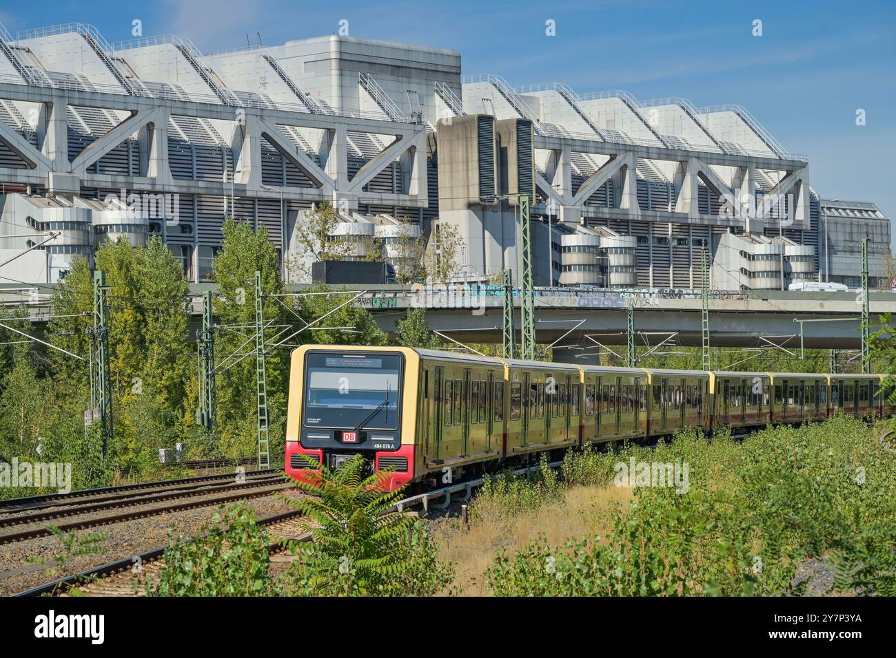 Ringbahn, S-Bahn in front of Westkreuz station, ICC, Westend ...