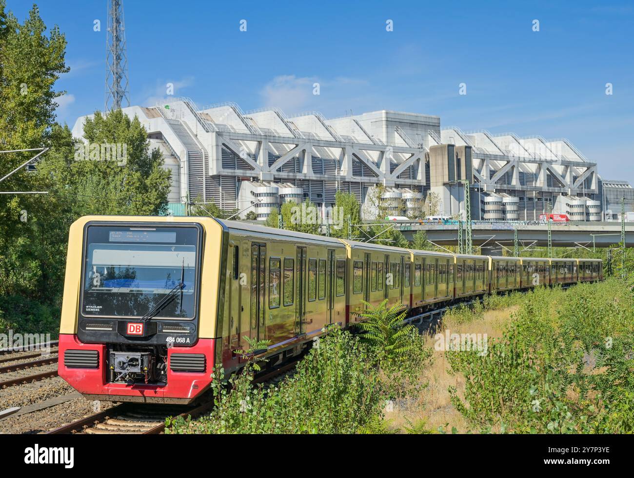 Ringbahn, S-Bahn in front of Westkreuz station, ICC, Westend ...