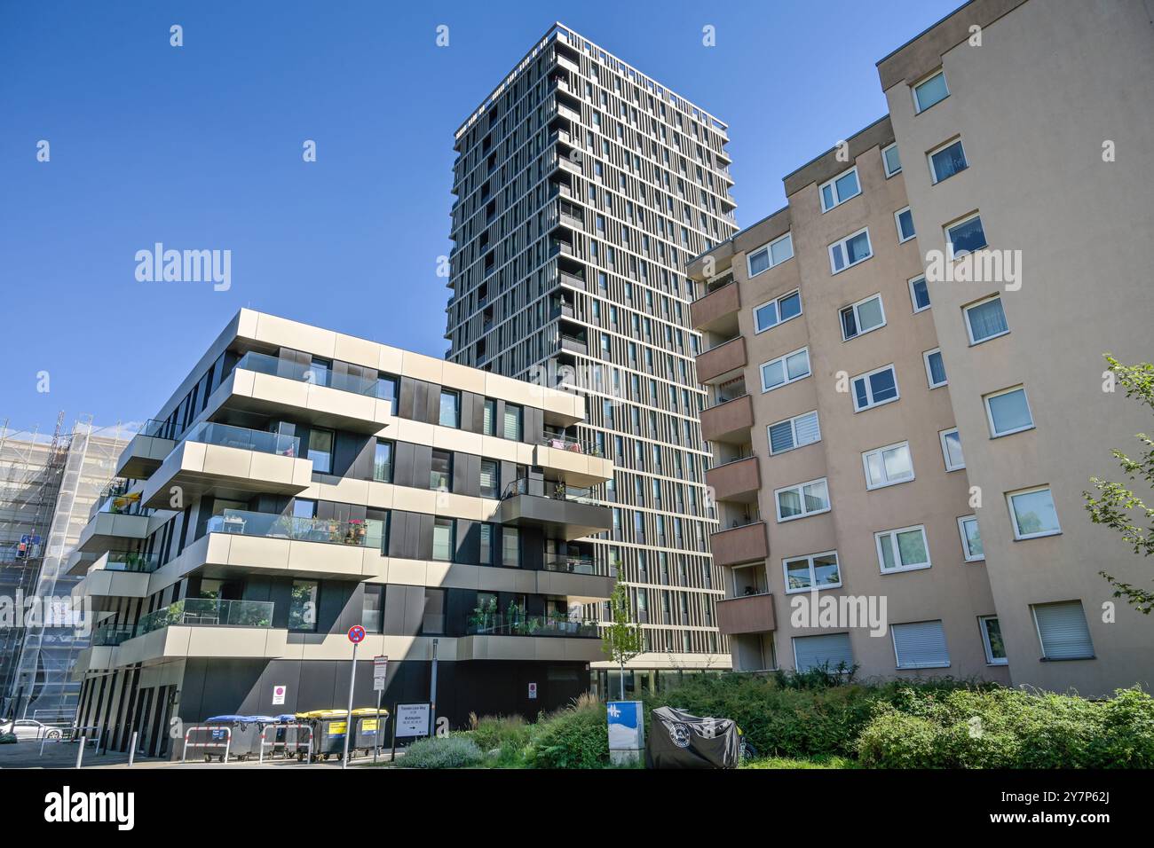 New high-rise building at Theodor-Loos-Weg corner of Wutzkyallee ...