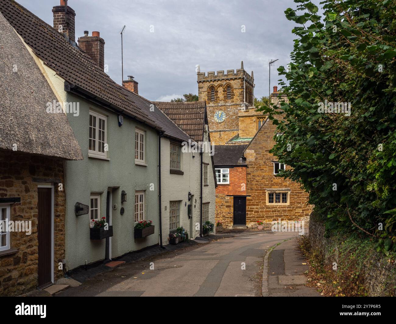 Traditional village scene, Mears Ashby, Northamptonshire, UK; road ...