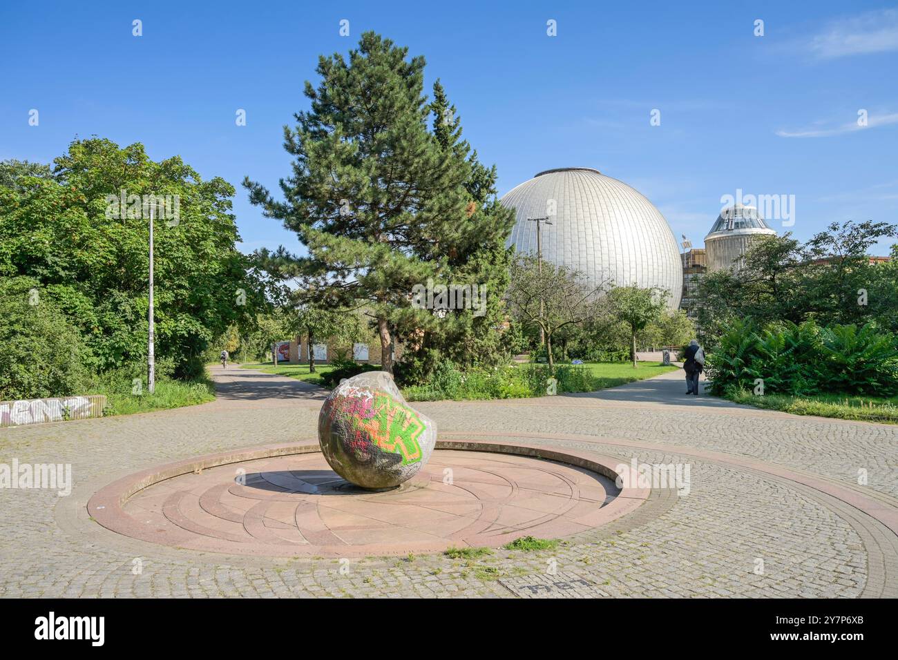 Sundial at the Zeiss Planetarium, Prenzlauer Allee, Prenzlauer Berg ...