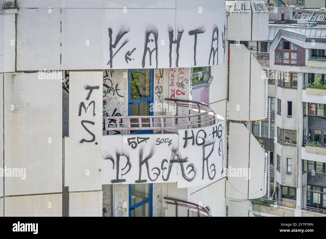 Graffiti, smeared balconies, social housing, Kreuzberg center, Kottbusser Tor, Kreuzberg, Berlin ...