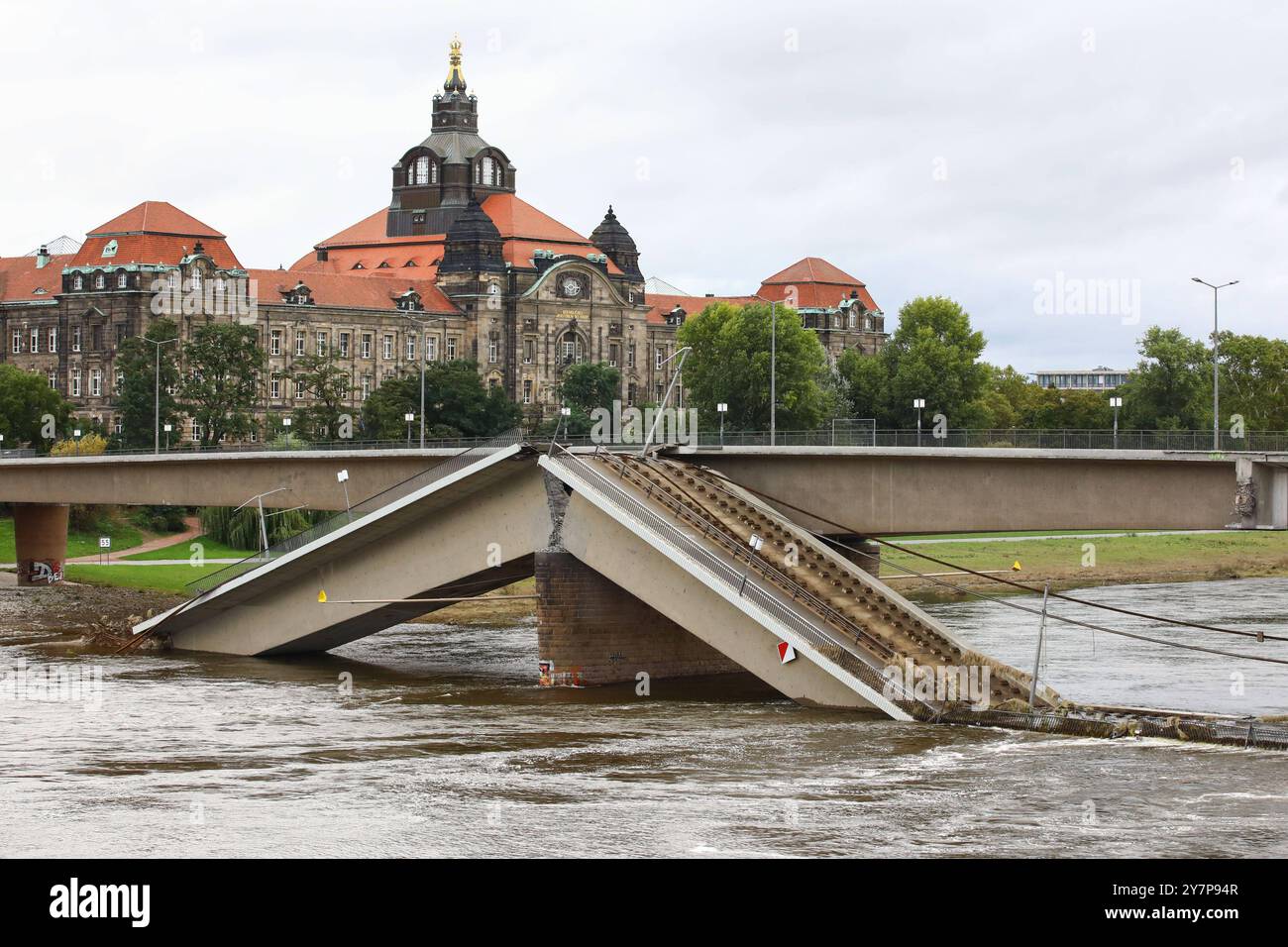 28.09.2024, xtgx, Symbolfotos Einsturz der Carolabruecke in Dresden ...
