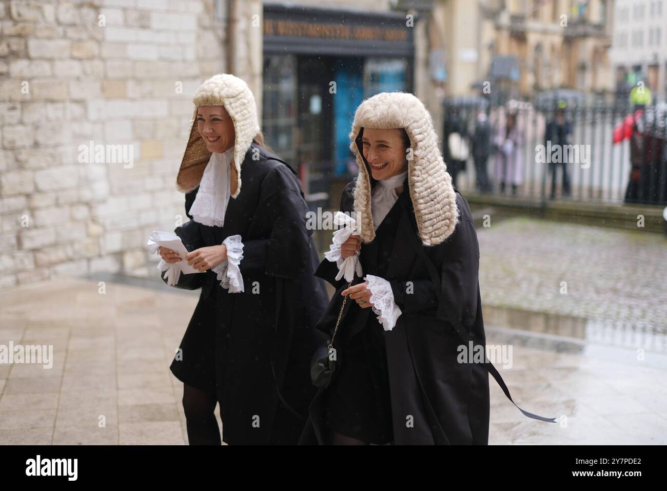 Judges and members of the legal profession arrive at Westminster Abbey ...