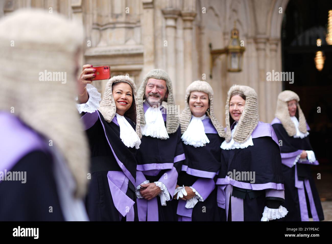 Judges and members of the legal profession arrive at Westminster Abbey ...