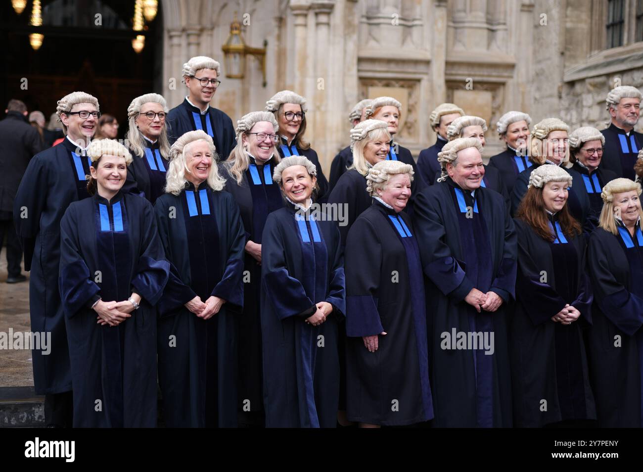 Judges and members of the legal profession arrive at Westminster Abbey ...