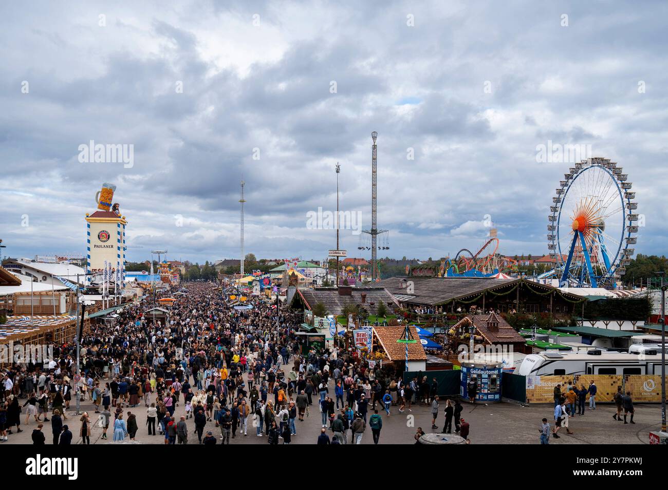 Oktoberfestbesucher auf dem 189. Oktoberfest 2024 auf der ...