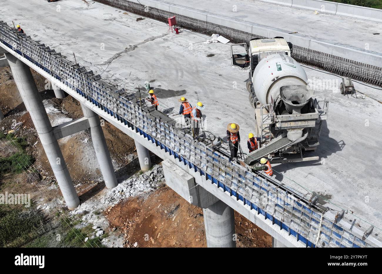 ZAOZHUANG, CHINA - OCTOBER 1, 2024 - Workers work at the construction ...