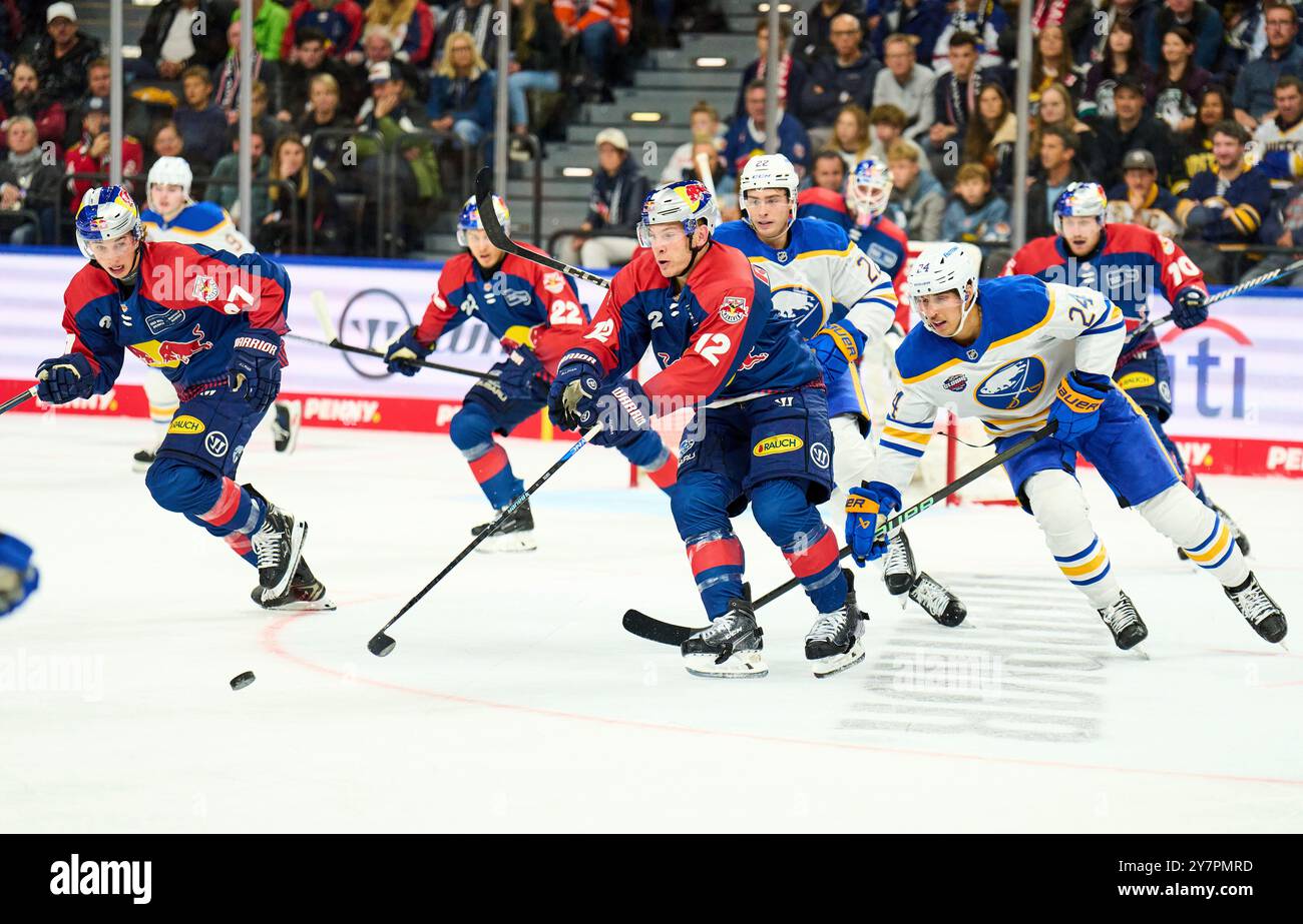 Benjamin Smith, EHC RB Muc 12 compete, zweikampf, fight for the puck against Dylan Cozens ...