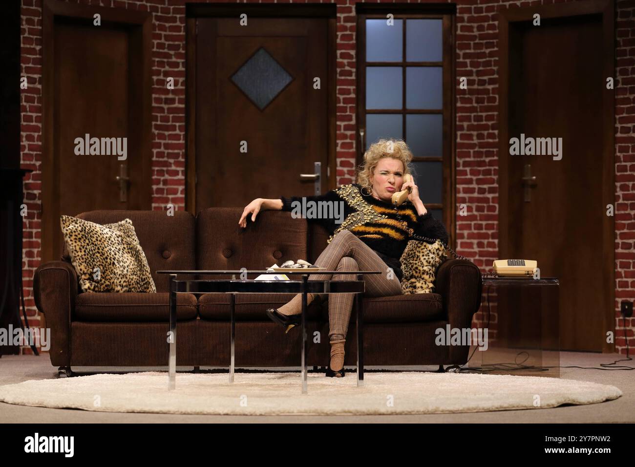 Tremann Kurert Kathrin Wehlisch Als Mrs. Clackett Während Der