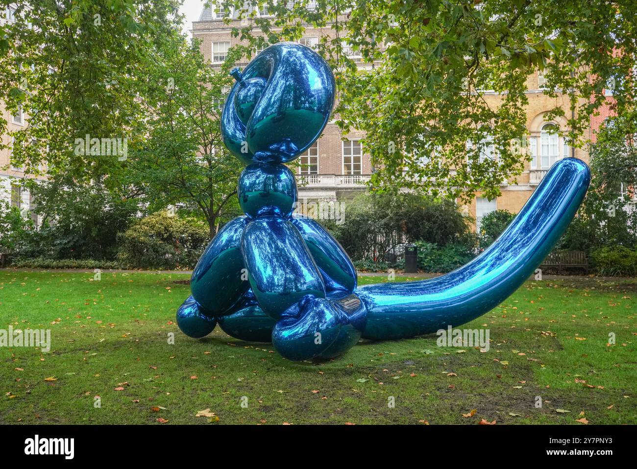 Jeff Koons, Balloon Monkey (blue) sculpture in Saint James's Park London Stock Photo - Alamy