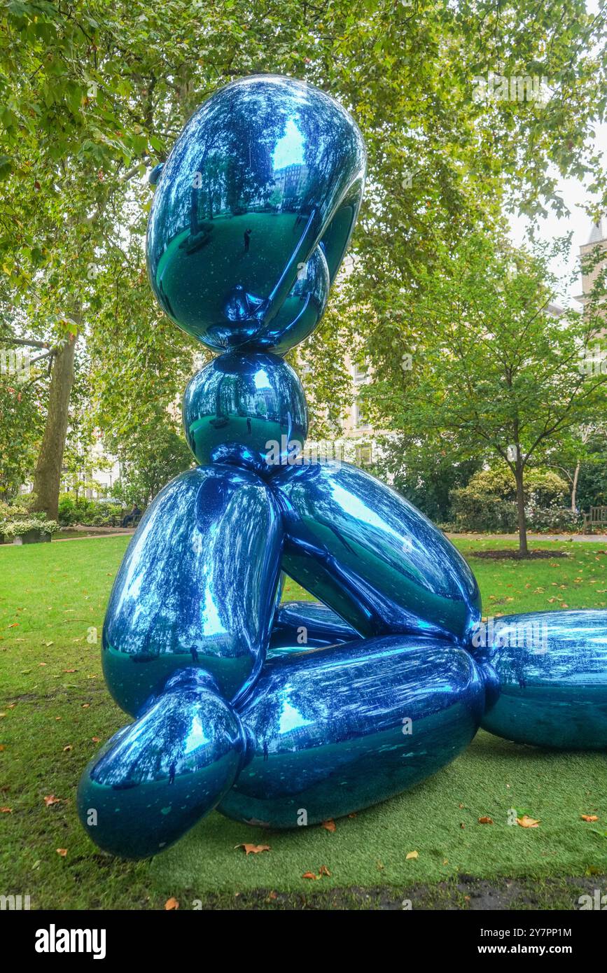 Jeff Koons, Balloon Monkey (blue) sculpture in Saint James's Park London Stock Photo - Alamy