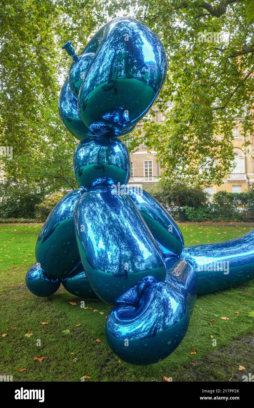 Jeff Koons, Balloon Monkey (blue) sculpture in Saint James's Park ...