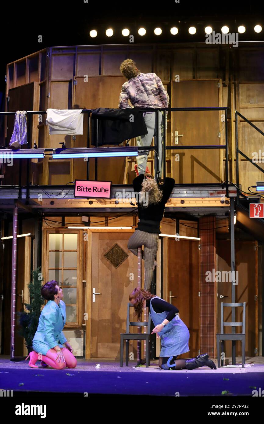 Constanze Becker links, als Flavia Brent sowie v.u. Nina Bruns als ...