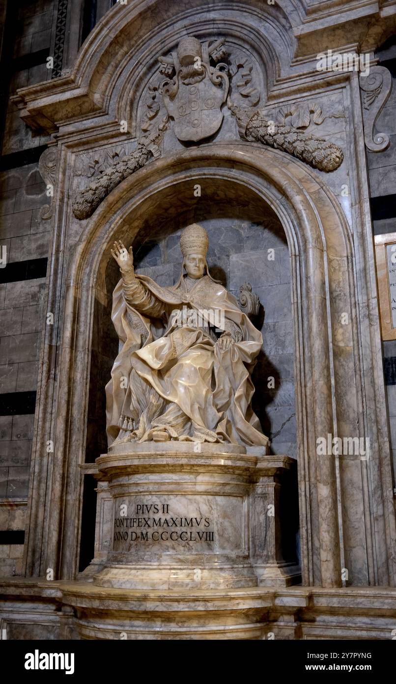 Siena italy statue sculpture hi-res stock photography and images - Alamy