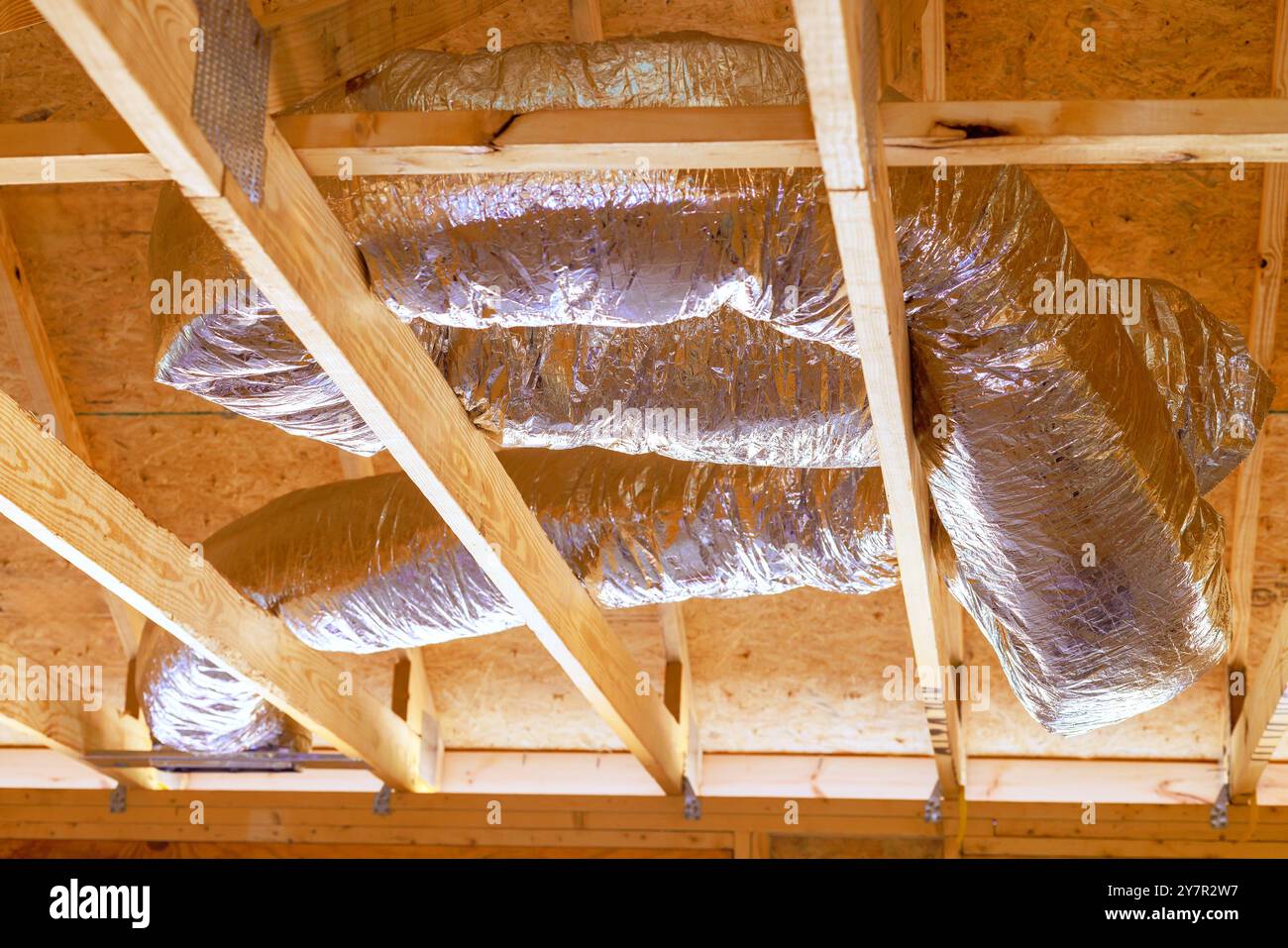 Silver hvac ducts hi-res stock photography and images - Alamy