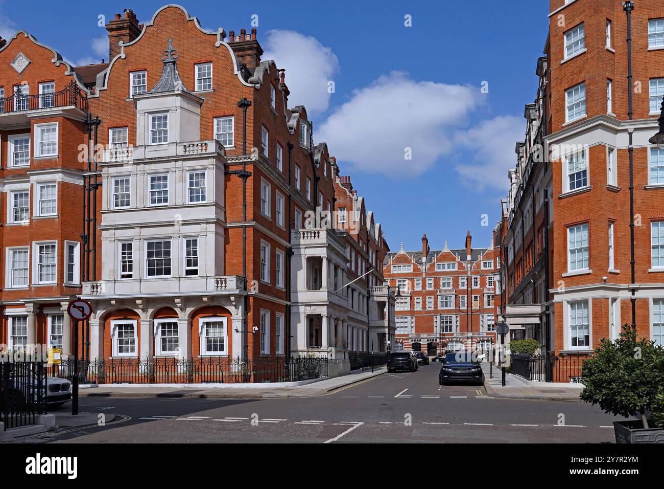 Elegant old apartment buildings in the Mayfair district of London Stock ...