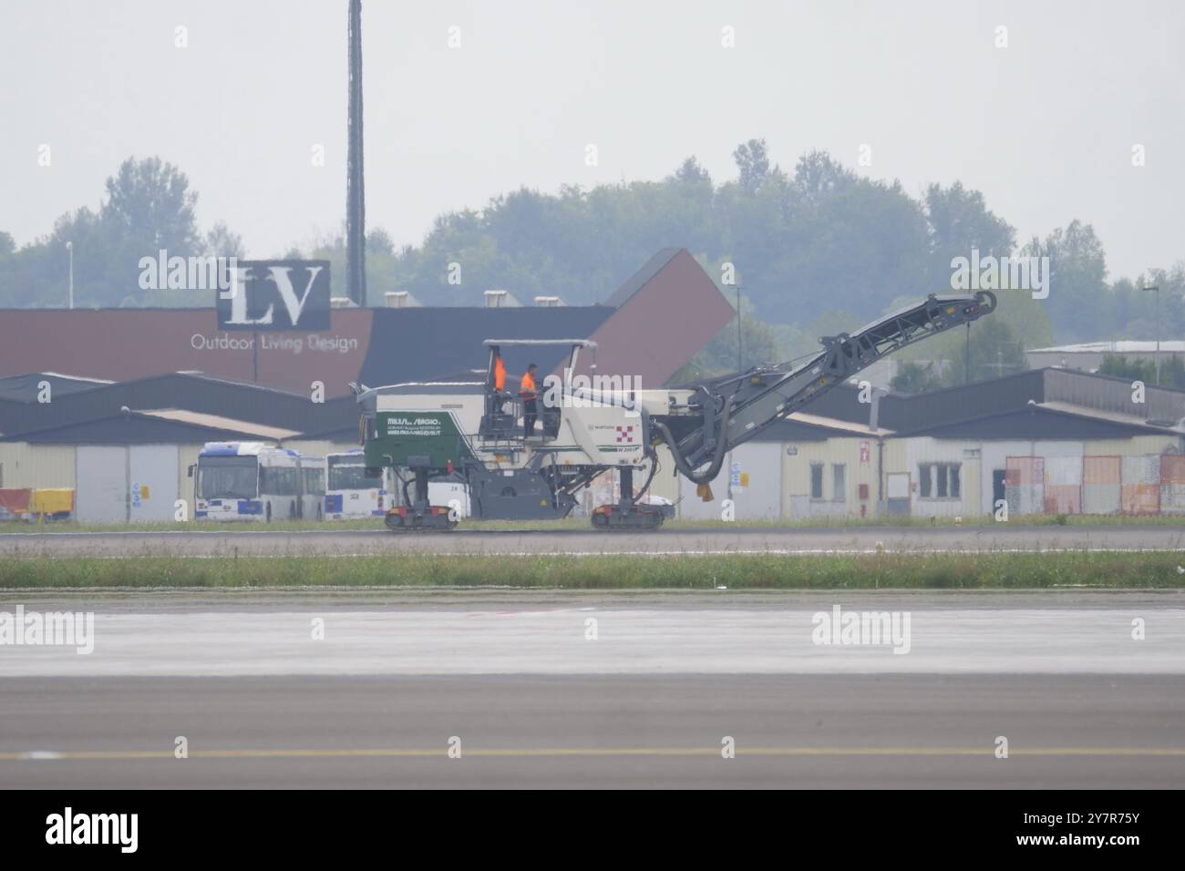 Ryanair plane tire bursts on landing, runway damaged and airport closed ...