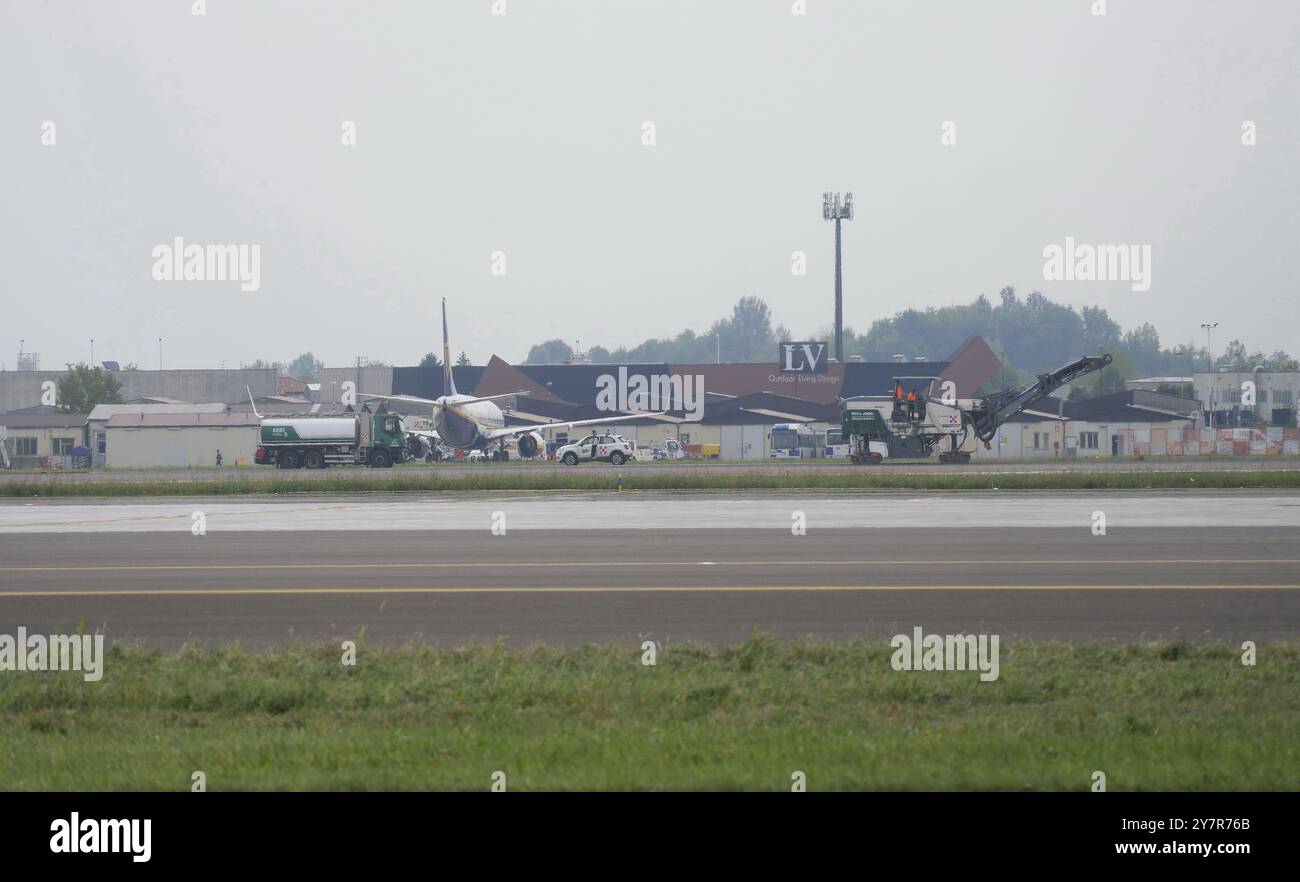 Ryanair plane tire bursts on landing, runway damaged and airport closed ...