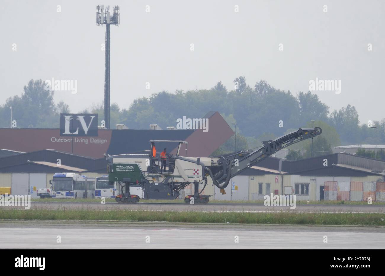 Ryanair plane tire bursts on landing, runway damaged and airport closed ...