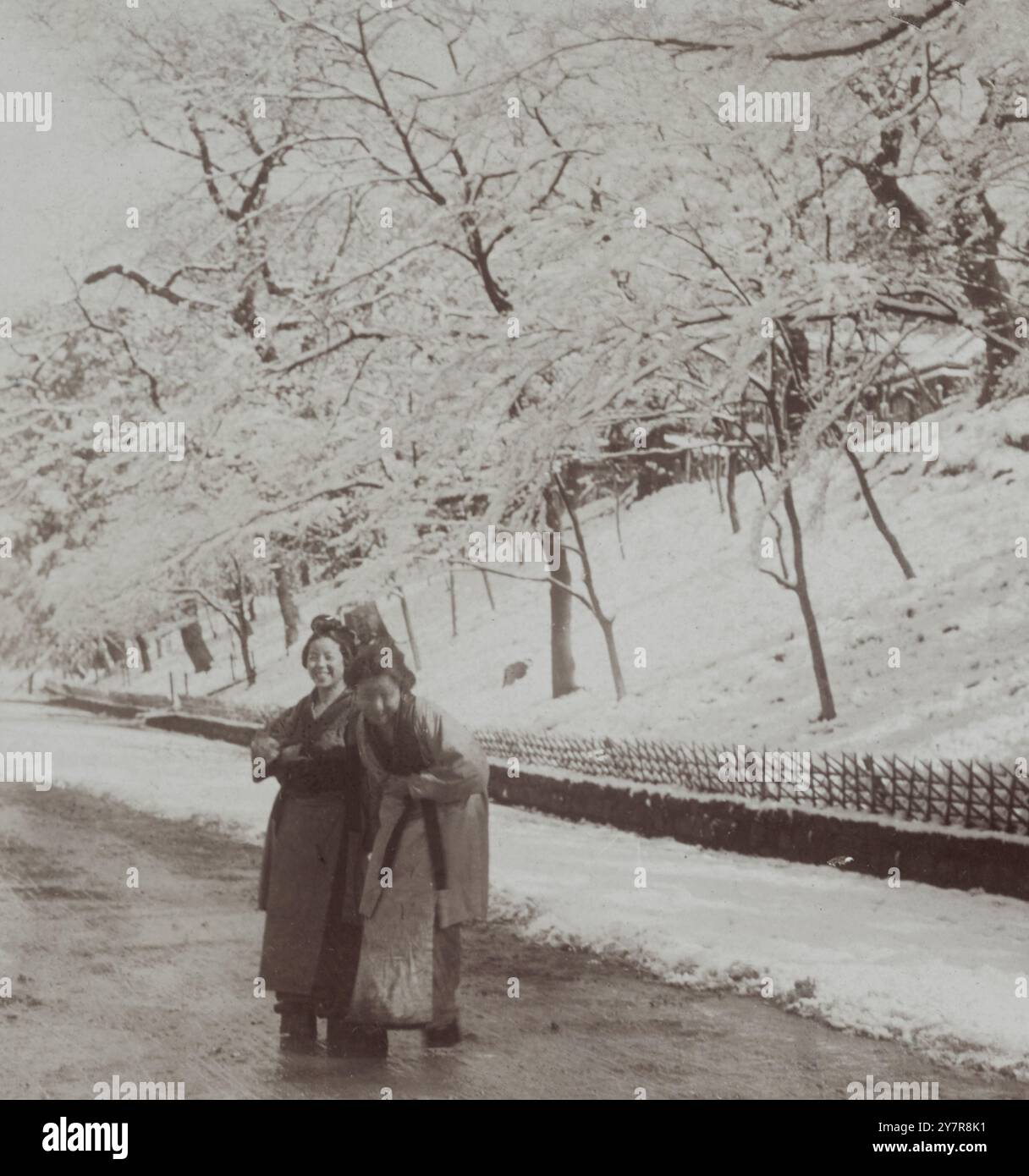 Japanese girls in traditional garb hi-res stock photography and images ...