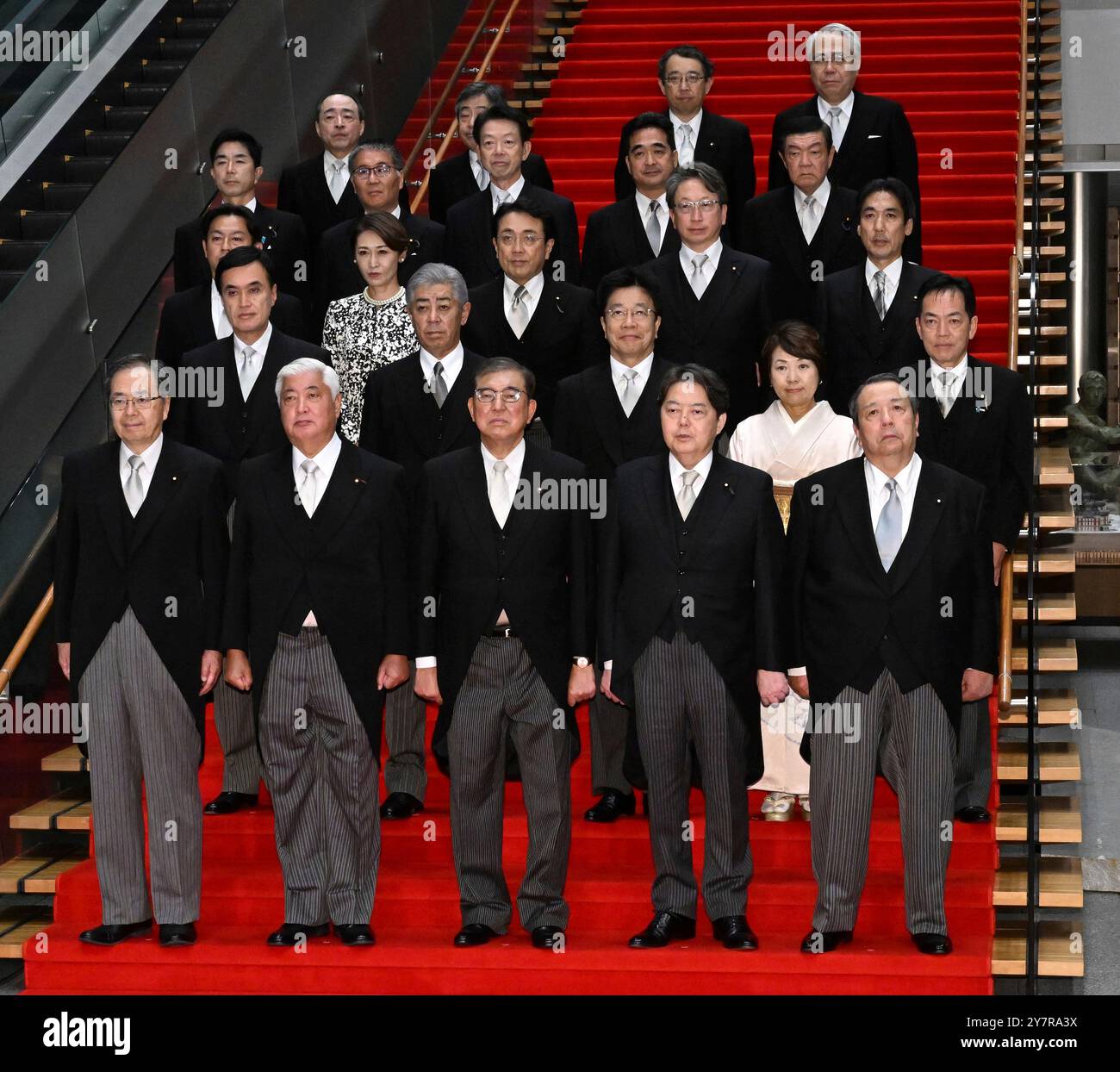 Members of new cabinet pose for commemorative photo at prime minister's ...