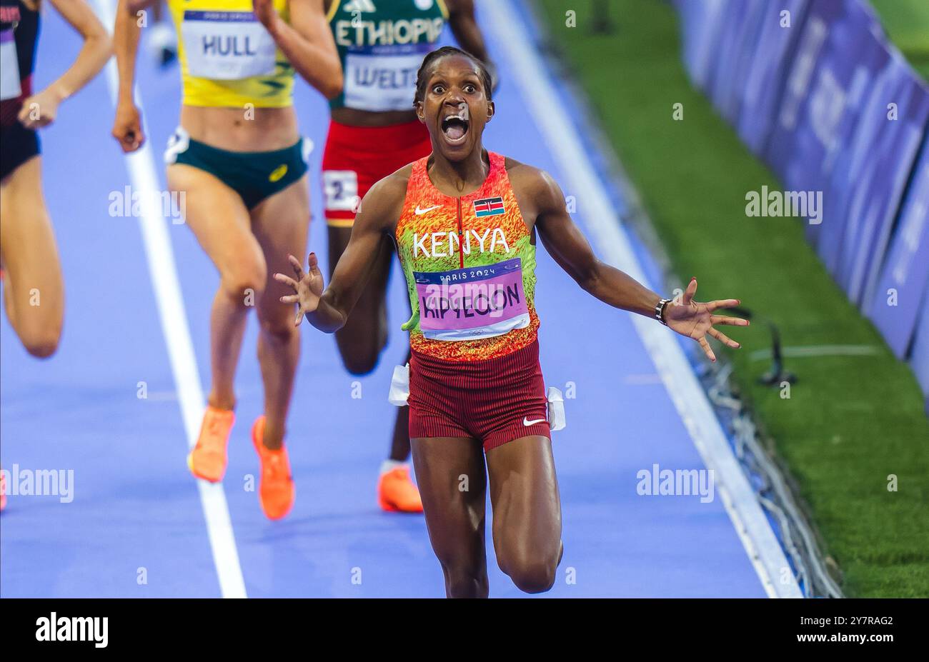 Faith Kipyegon winning in the 1500 meters at the Paris 2024 Olympic ...