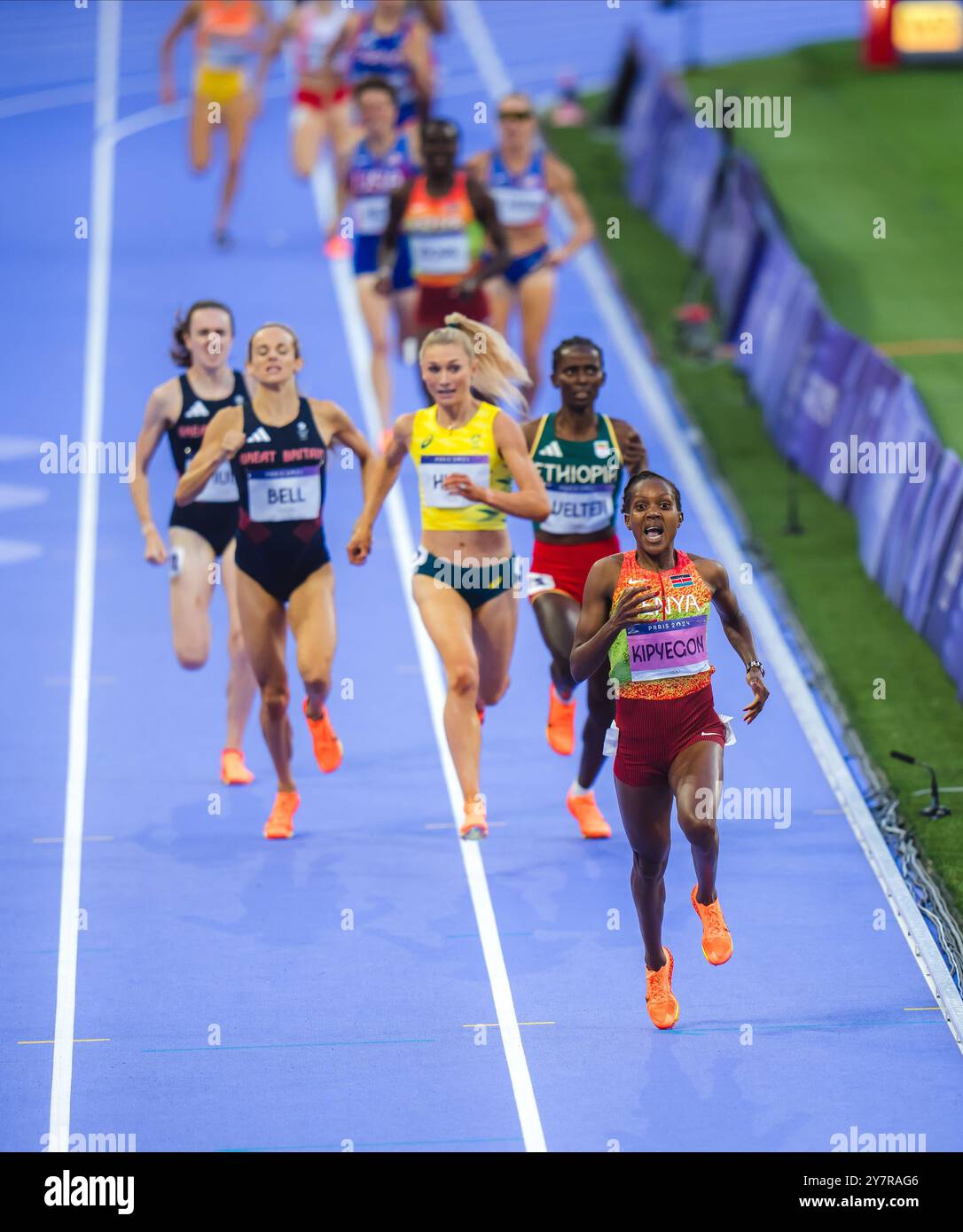 Faith Kipyegon winning in the 1500 meters at the Paris 2024 Olympic ...