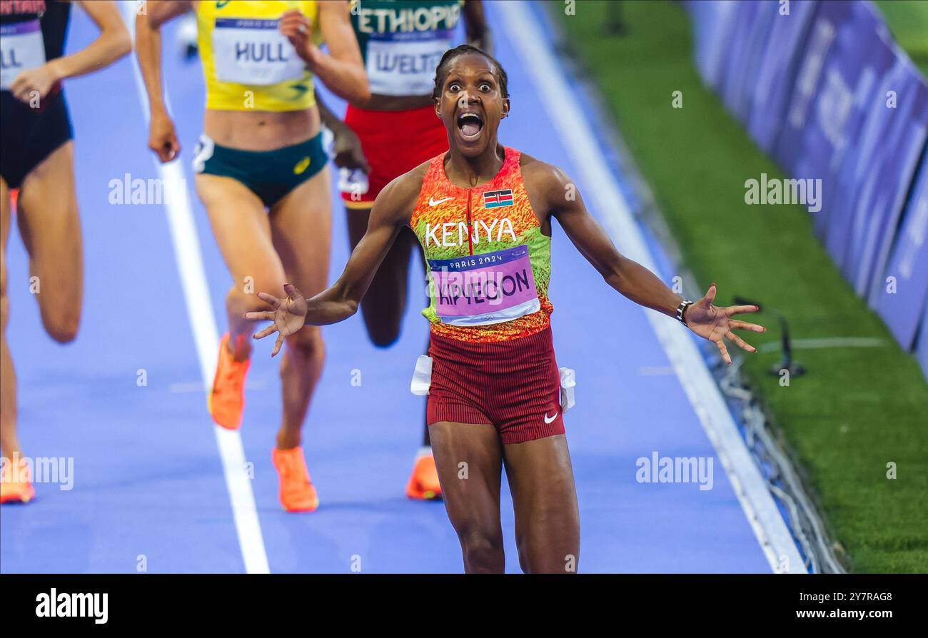 Faith Kipyegon winning in the 1500 meters at the Paris 2024 Olympic ...