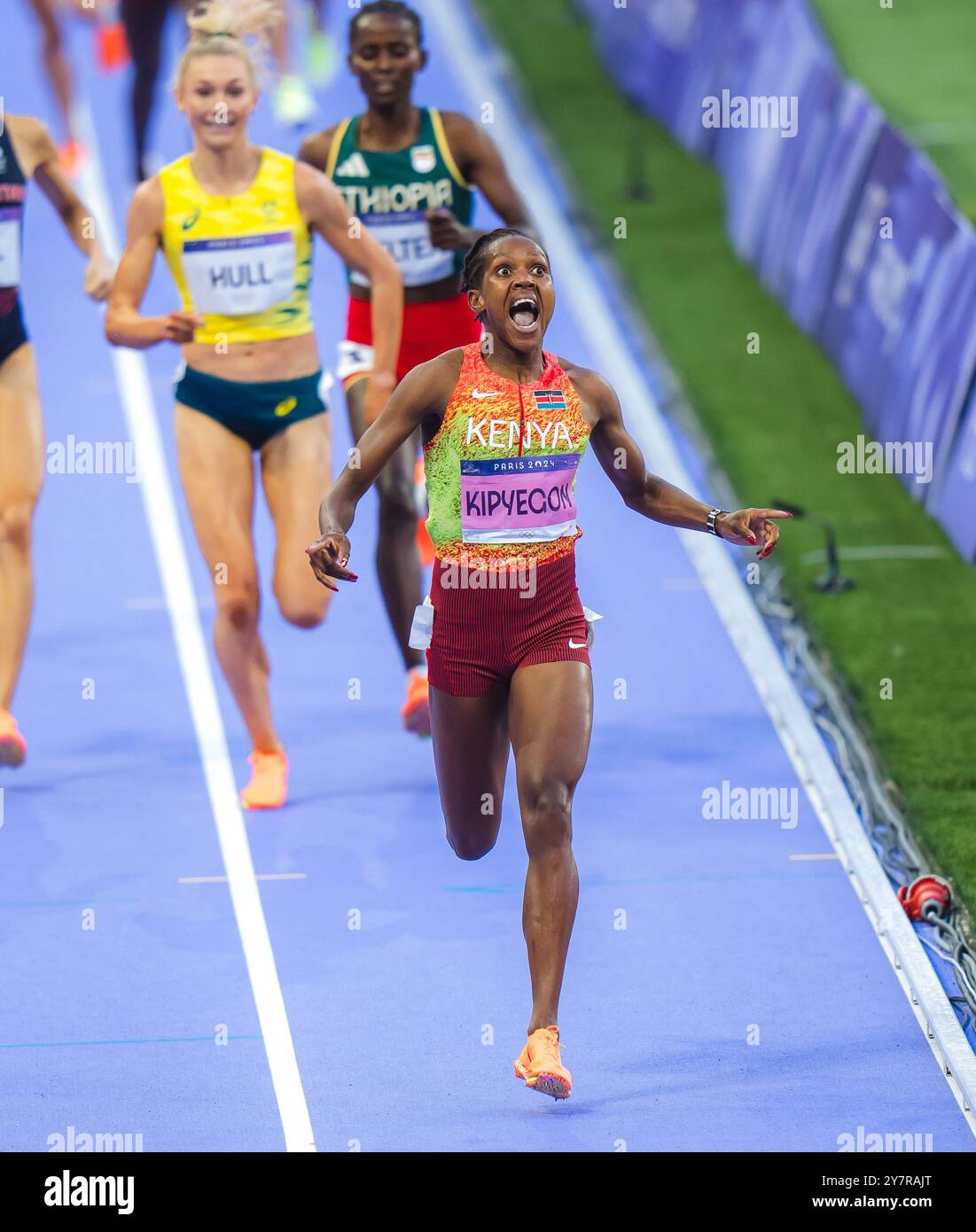 Faith Kipyegon winning in the 1500 meters at the Paris 2024 Olympic ...