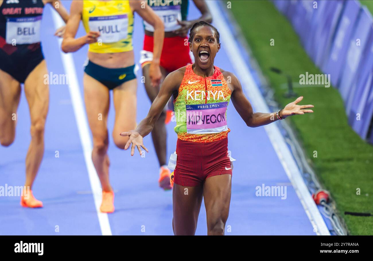 Faith Kipyegon winning in the 1500 meters at the Paris 2024 Olympic ...