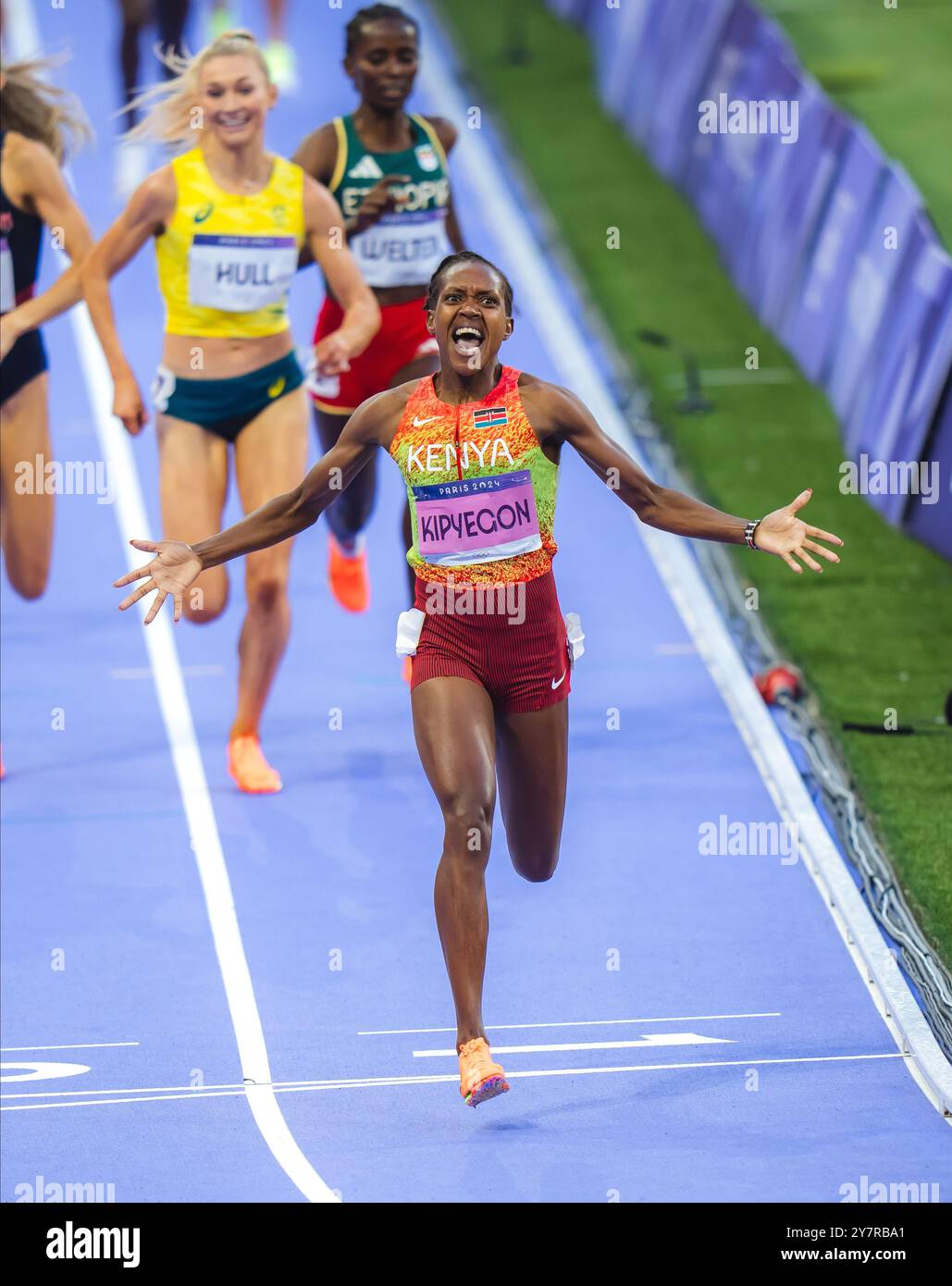 Faith Kipyegon winning in the 1500 meters at the Paris 2024 Olympic ...