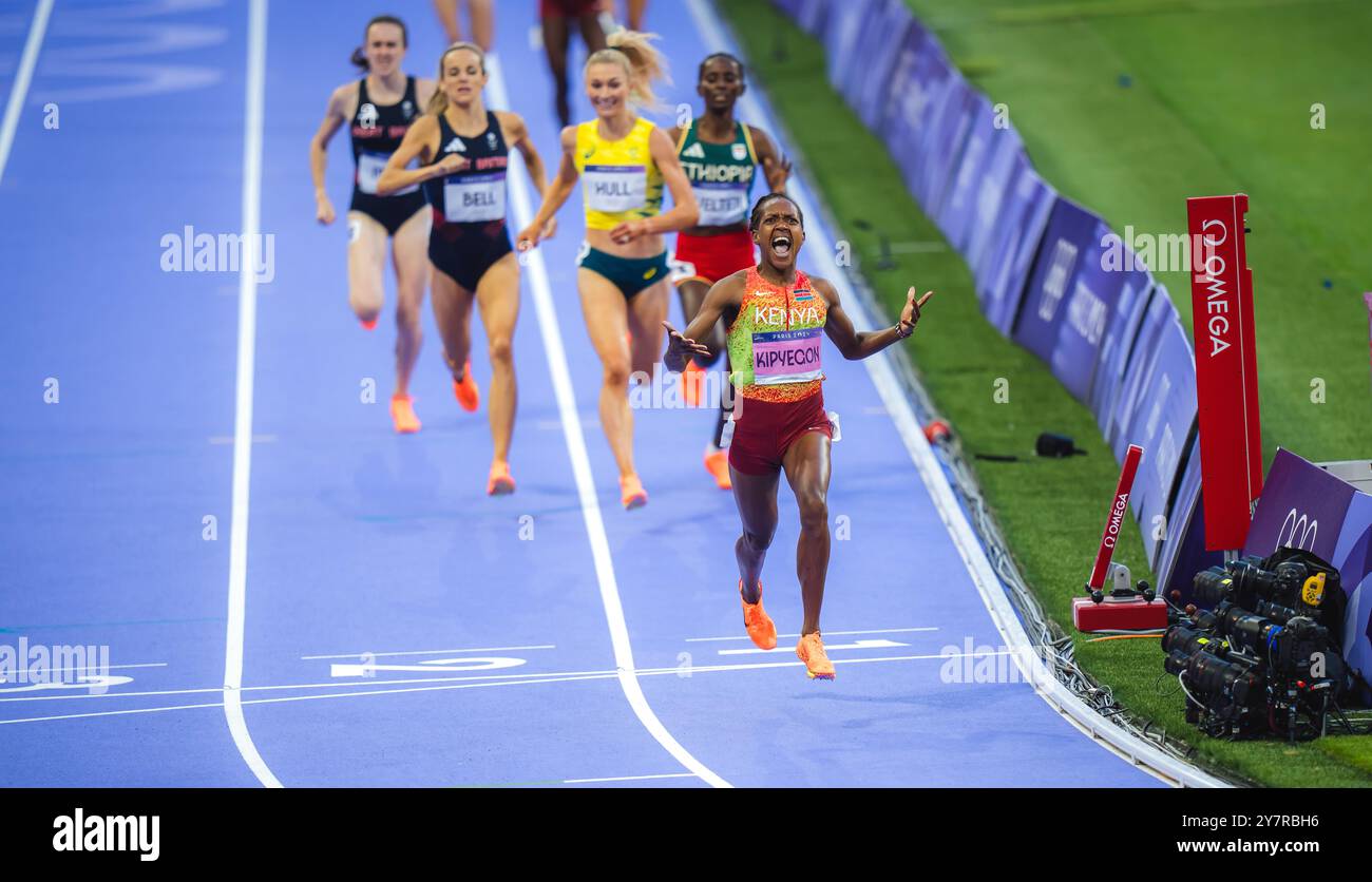 Faith Kipyegon winning in the 1500 meters at the Paris 2024 Olympic ...