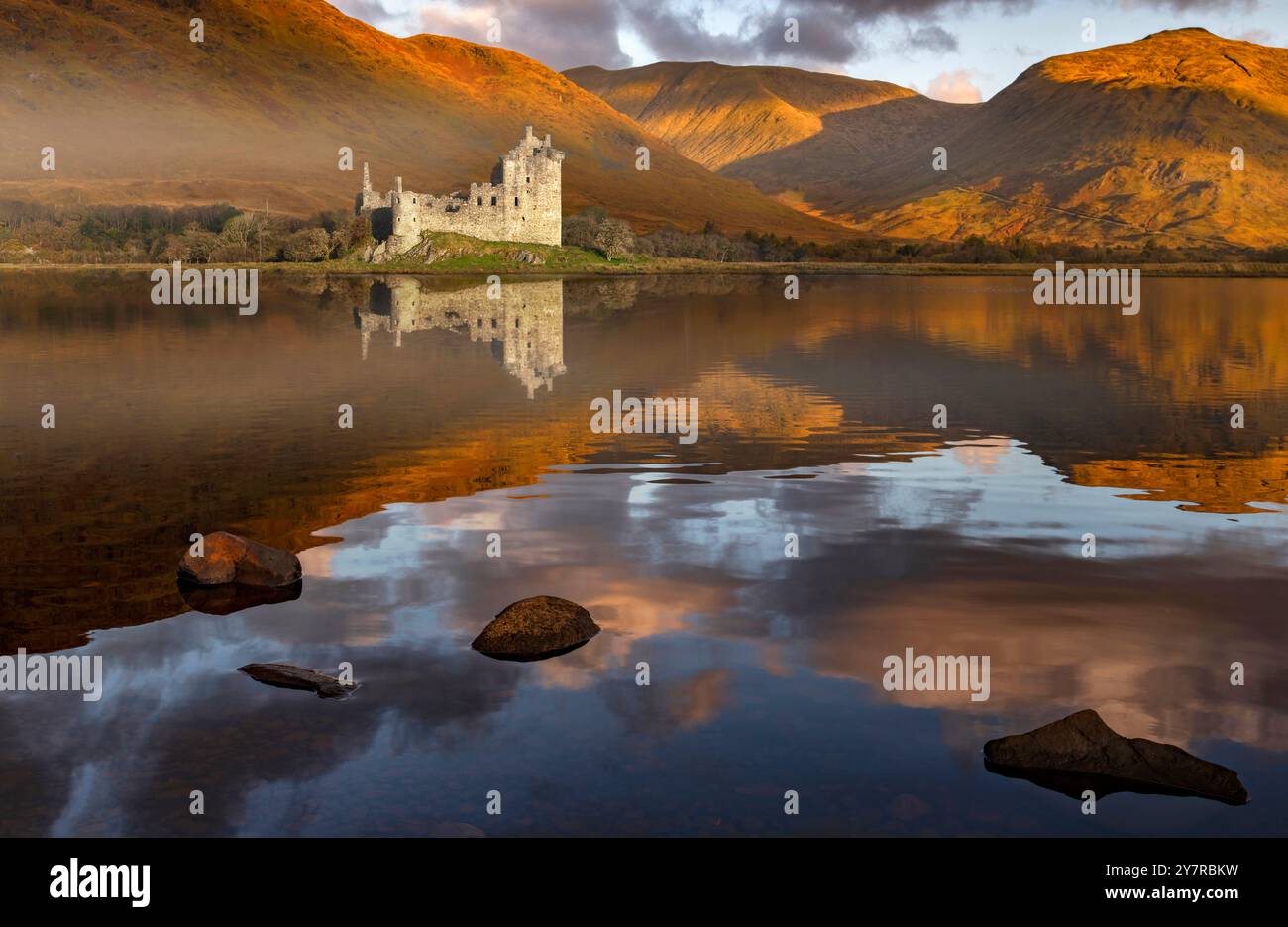 Kilchurn Castle reflection Stock Photo - Alamy