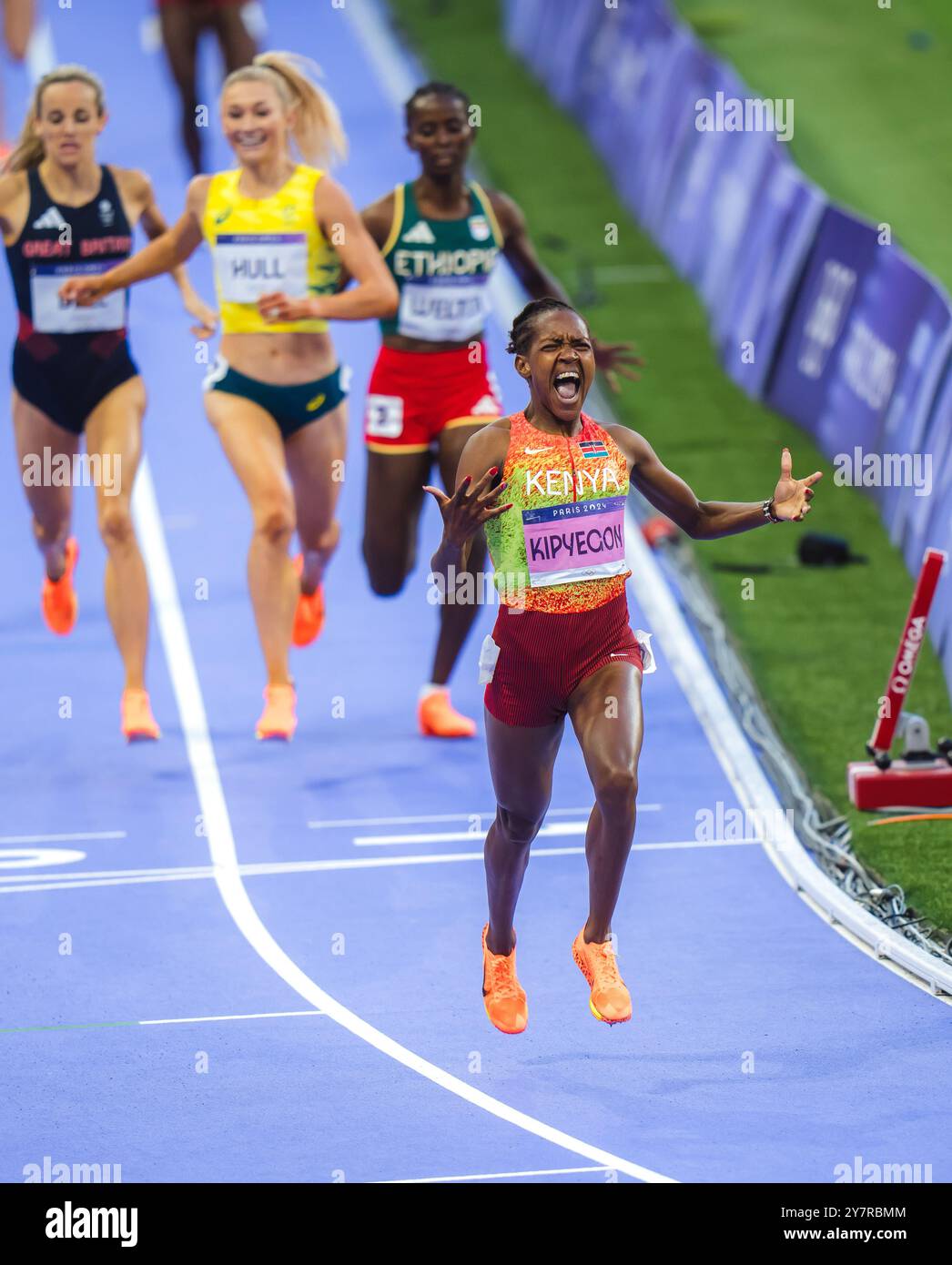 Faith Kipyegon winning in the 1500 meters at the Paris 2024 Olympic ...