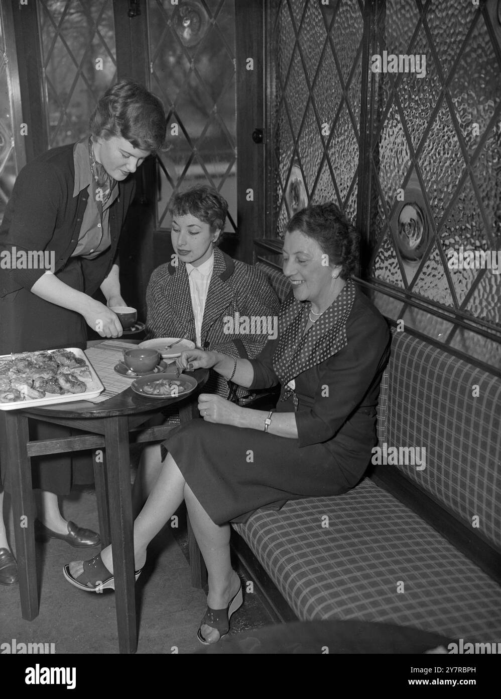 LONDON'S SOCIETY GIRL WAITRESS, LADY PERDITA 22.2.54. The 19-year-old ...