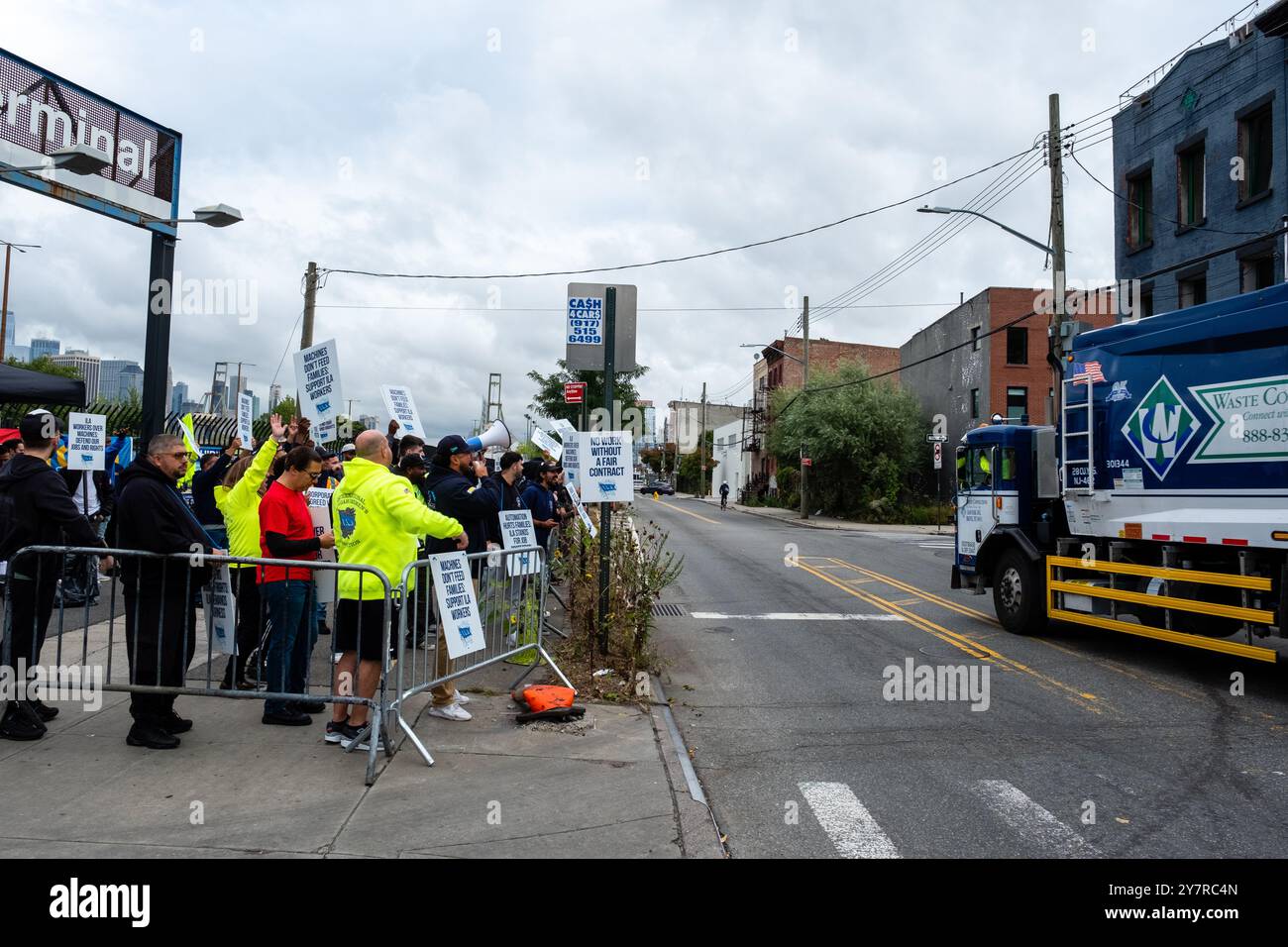 Brooklyn, NY, USA. 1st Oct, 2024. Striking longshoremen at Brooklyn's ...